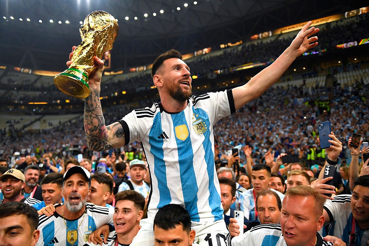 La historia de la Copa "trucha" que levantó Messi en el Mundial