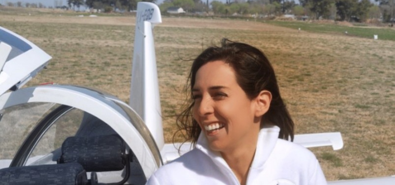 Jennifer Dillon, la piloto acróbata argentina que llegó a su casamiento ...